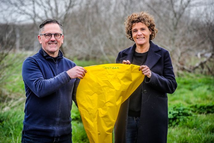 Houden felgele huisvuilzakken meeuwen tegen die op zoek zijn naar een ...