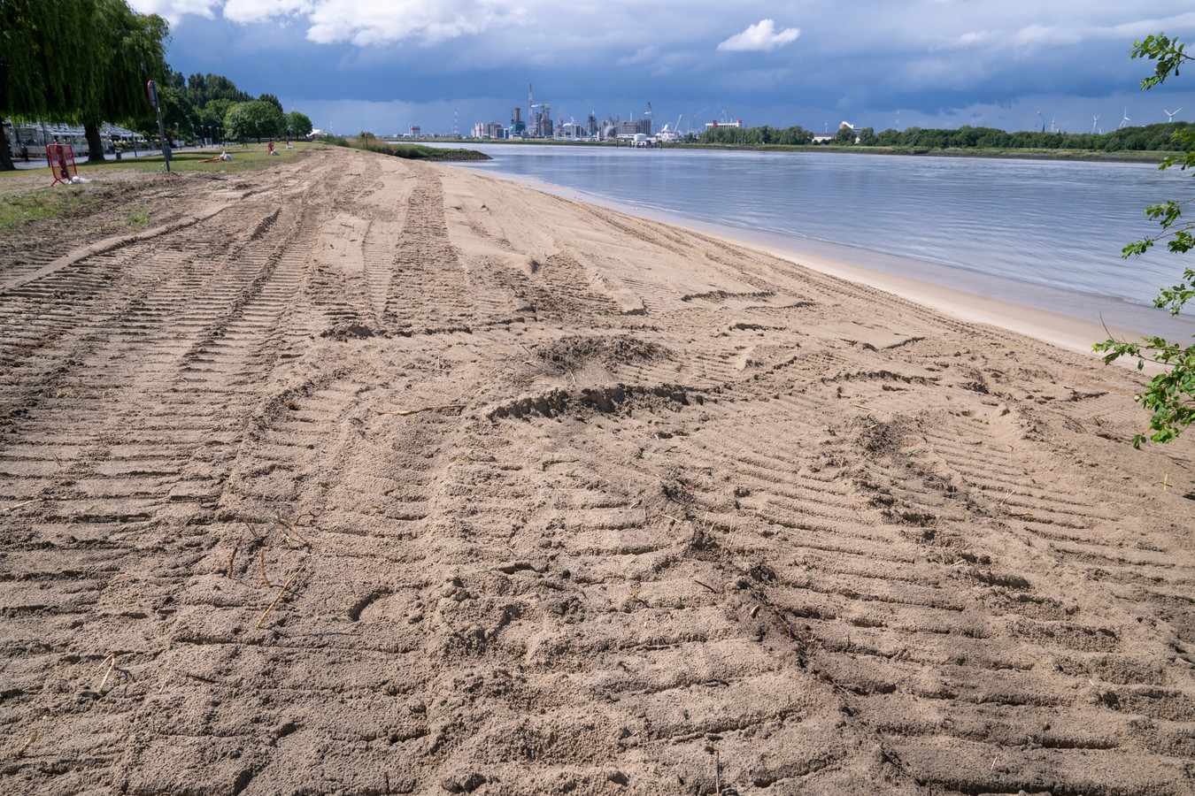 De zomer mag beginnen: ‘strand van Sint-Anneke’ is hersteld | Foto | hln.be