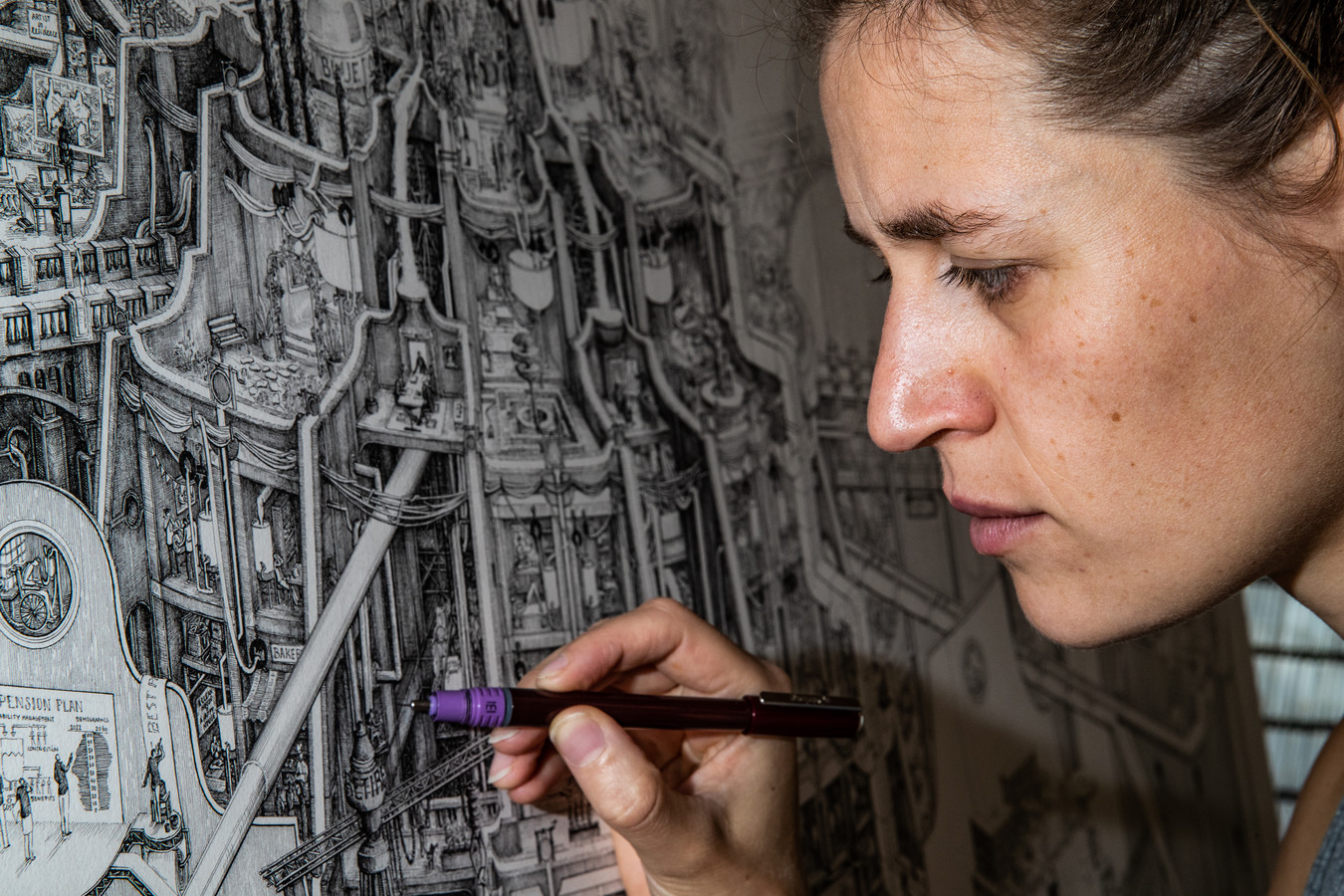 Met deze reusachtige tekening toont Carlijn (33) ons oneerlijke ...