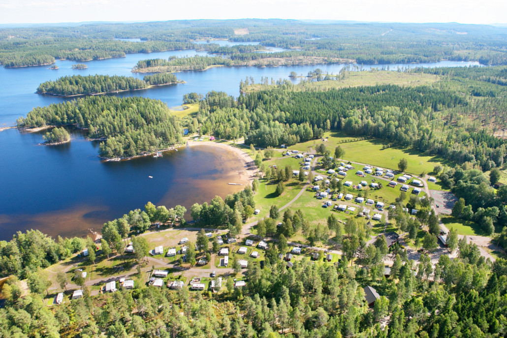 BINNENKIJKEN. De camping van Staf Coppens in Zweden is bijna klaar om ...
