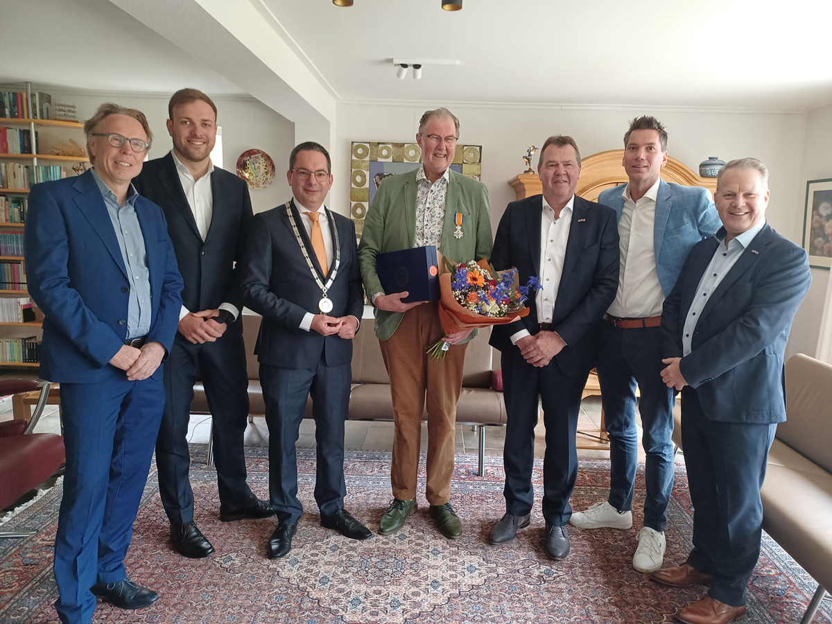 Zes lintjes uitgereikt in gemeente Woensdrecht, met twee ridders erbij ...