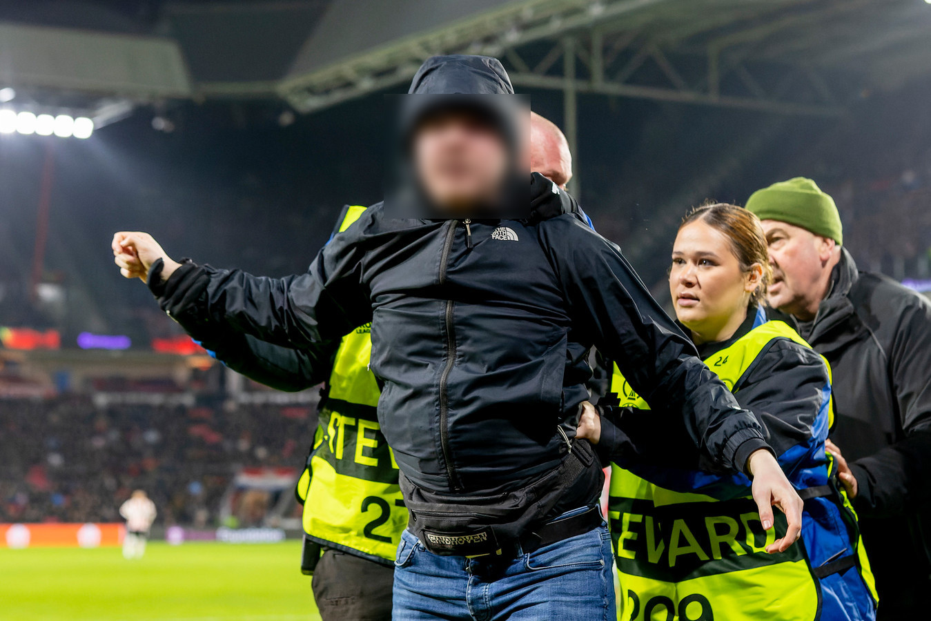 André had veertien jaar een stadionverbod, nu waarschuwt hij fanatieke ...