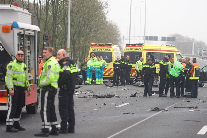 In beeld: zo zag de chaos eruit na spookrijder-ongeval op A12 | Chaos na heftig ongeval met ...