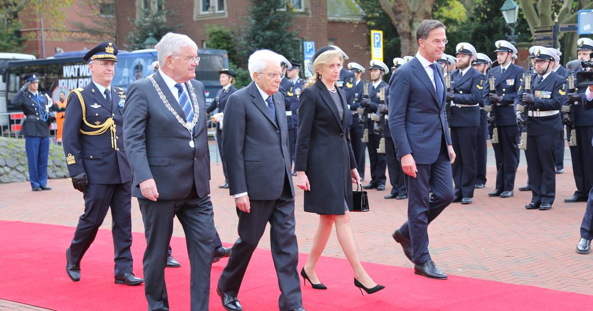 Italiaanse president Sergio Mattarella legt krans bij Haags Herdenkingsmonument | Den Haag | AD.nl