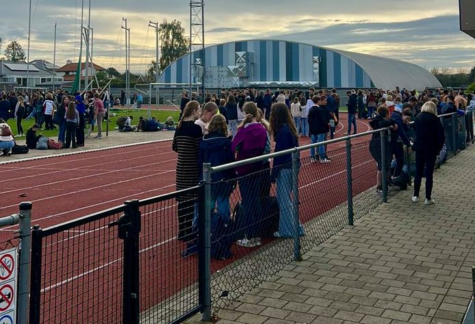 School in Betekom opnieuw vrijgegeven na bommelding op briefje: 700 ...