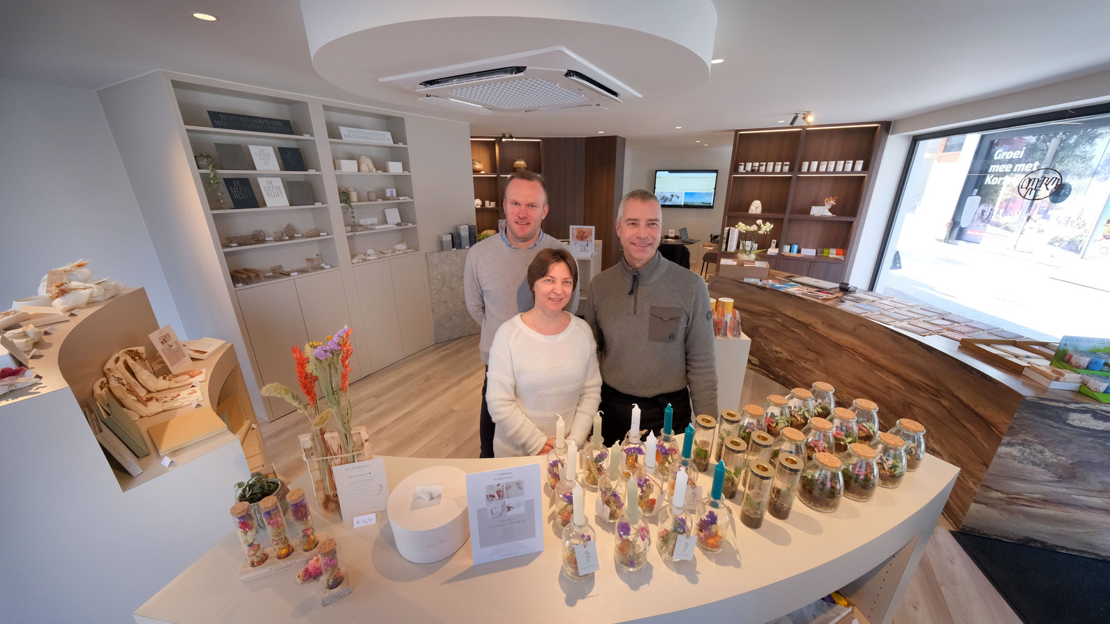 NET OPEN. Troostwinkel Touché ontvangt klanten in schaduw van Sint ...