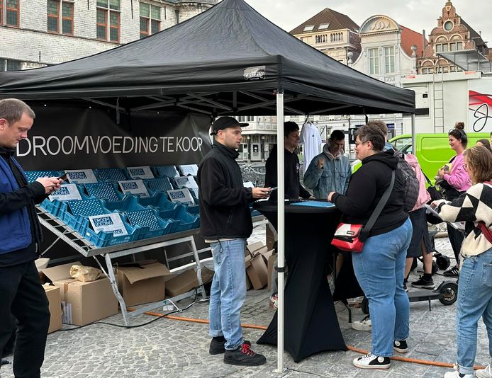 Brihang verkoopt derde plaat als echte marktkramer op Vrijdagmarkt ...