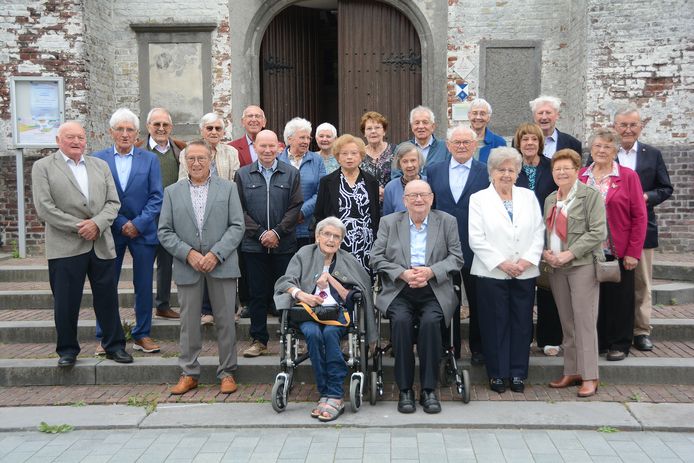 86-jarige klasgenoten van toen komen nog eens samen in 't Kloosterhof ...