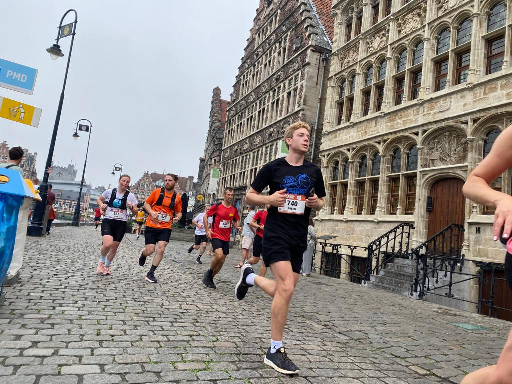 IN BEELD. Duizenden lopers doorkruisen binnenstad tijdens Absoluut Gent 10 Mijl | Foto | hln.be