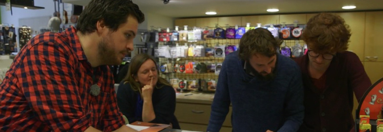 Lukas Lelie trekt de straat op met de favoriete mop van de Boxy-broers ...