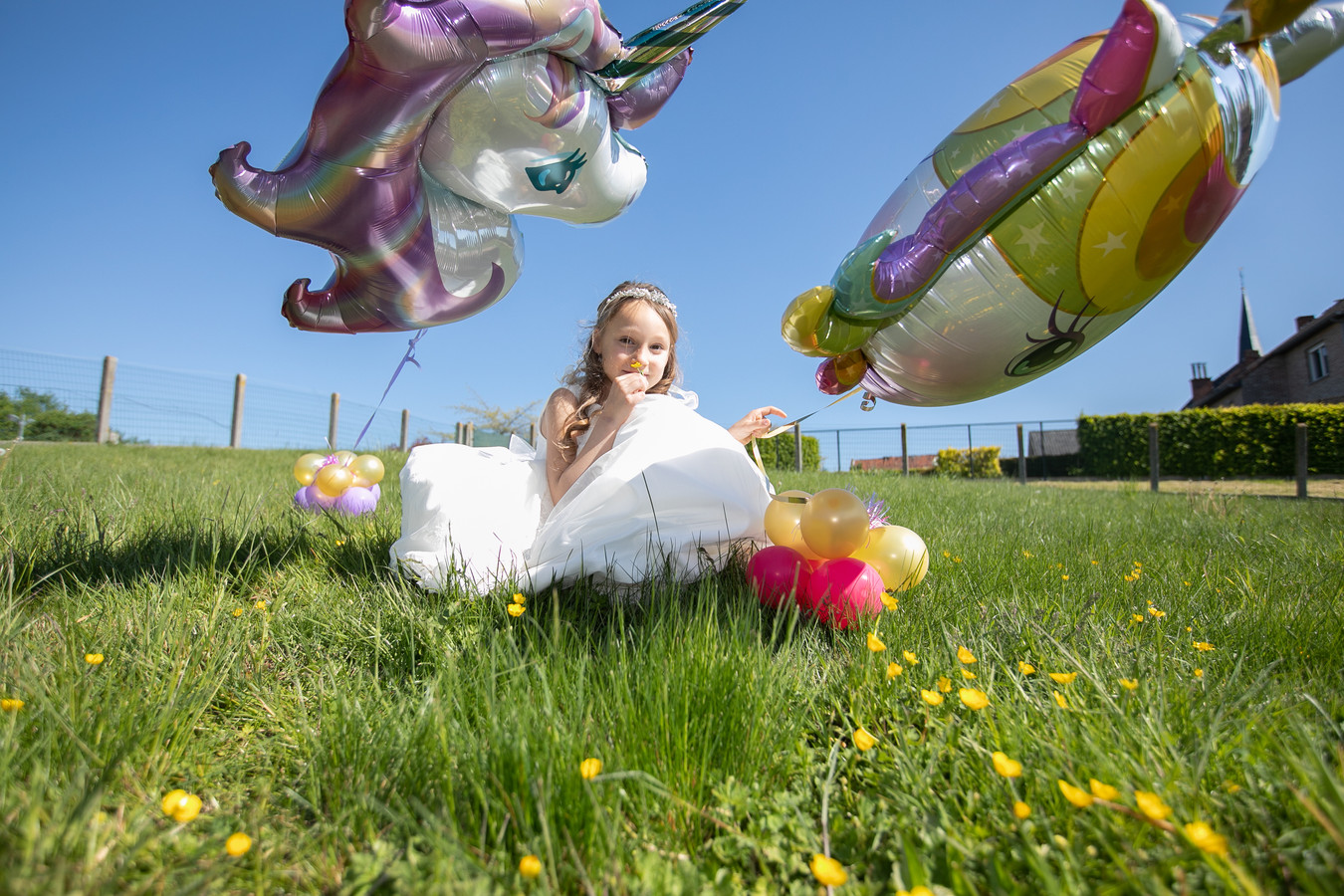 Jouw communie- en lentefeestoutfit toch in de krant? Xinne (7) en ...