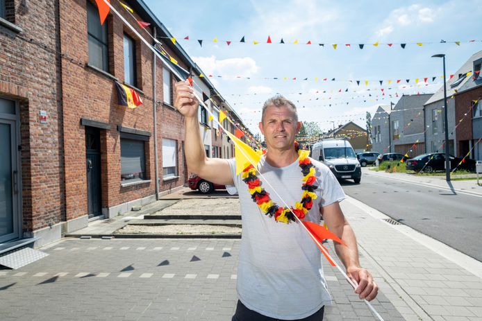 Gino hangt straat vol EK-wimpels: “Kocht zelfs alle vlaggen van ...