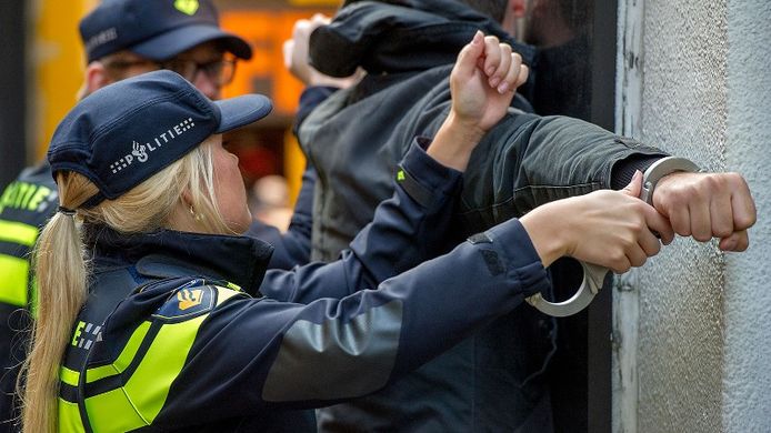 Politie vindt meerdere wapens in woning Deventer: drie aanhoudingen ... Politie vindt meerdere wapens in woning Deventer: drie aanhoudingen ...