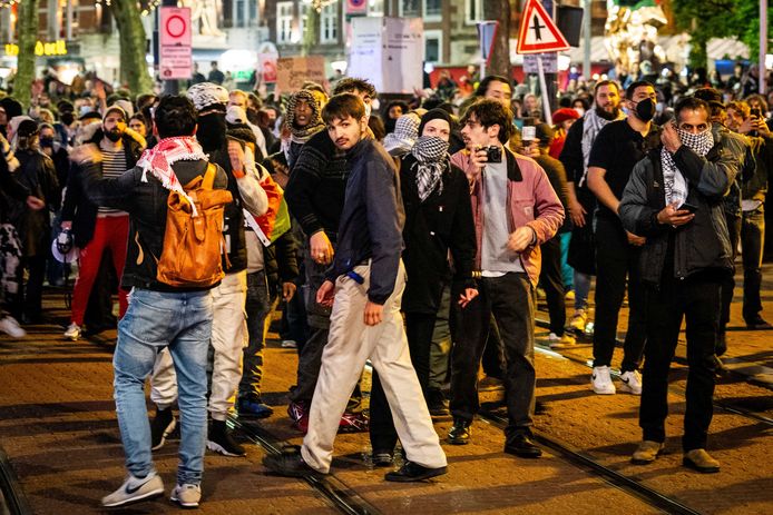 ME stopt protest Amsterdam: 36 arrestaties en 5 gewonde agenten, Rutte ...