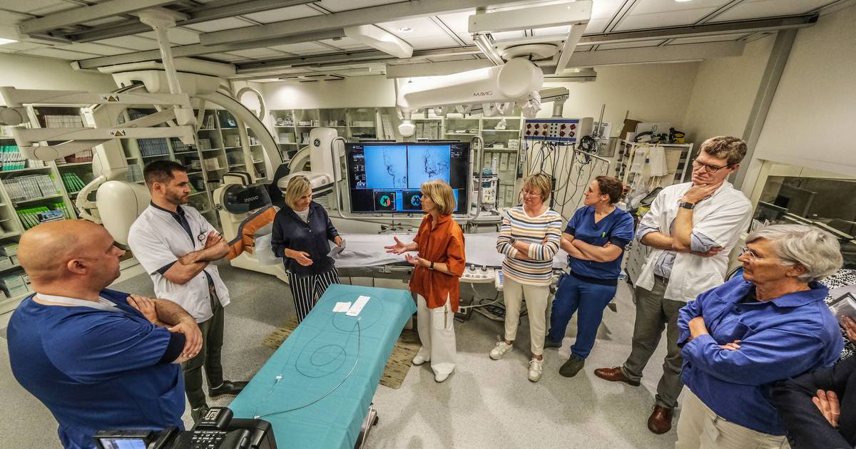 Minister Crevits bezoekt ‘stroke unit’ az groeninge, ziekenhuis op weg ...