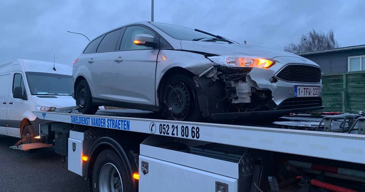Bestelwagen en personenwagen botsen aan kruispunt, geen gewonden ...