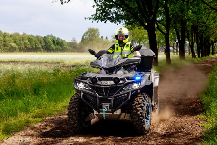 Politie ‘te quad’ in de Kempen: ‘Je rijdt er zo het weiland mee op ...