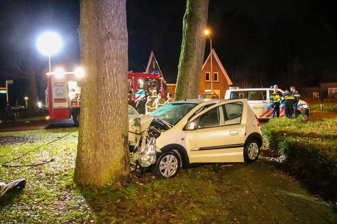 Man knalt met auto frontaal op boom in Brummen en raakt gewond | Brummen | destentor.nl
