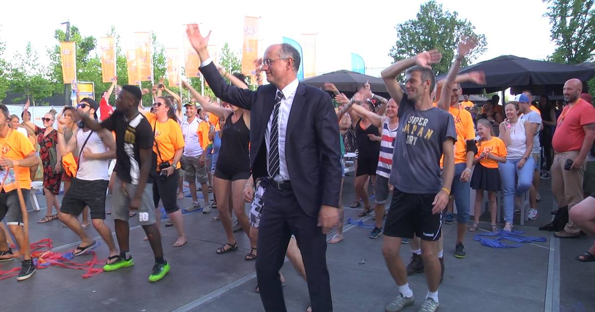 Burgemeester van Enschede danst mee tijdens opening Social Inclusion ... Burgemeester van Enschede danst mee tijdens opening Social Inclusion ...