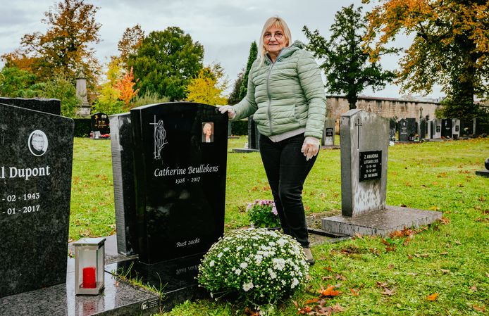 Alison met zoontjes Daniel en Leo aan het graf van echtgenoot en vader ...