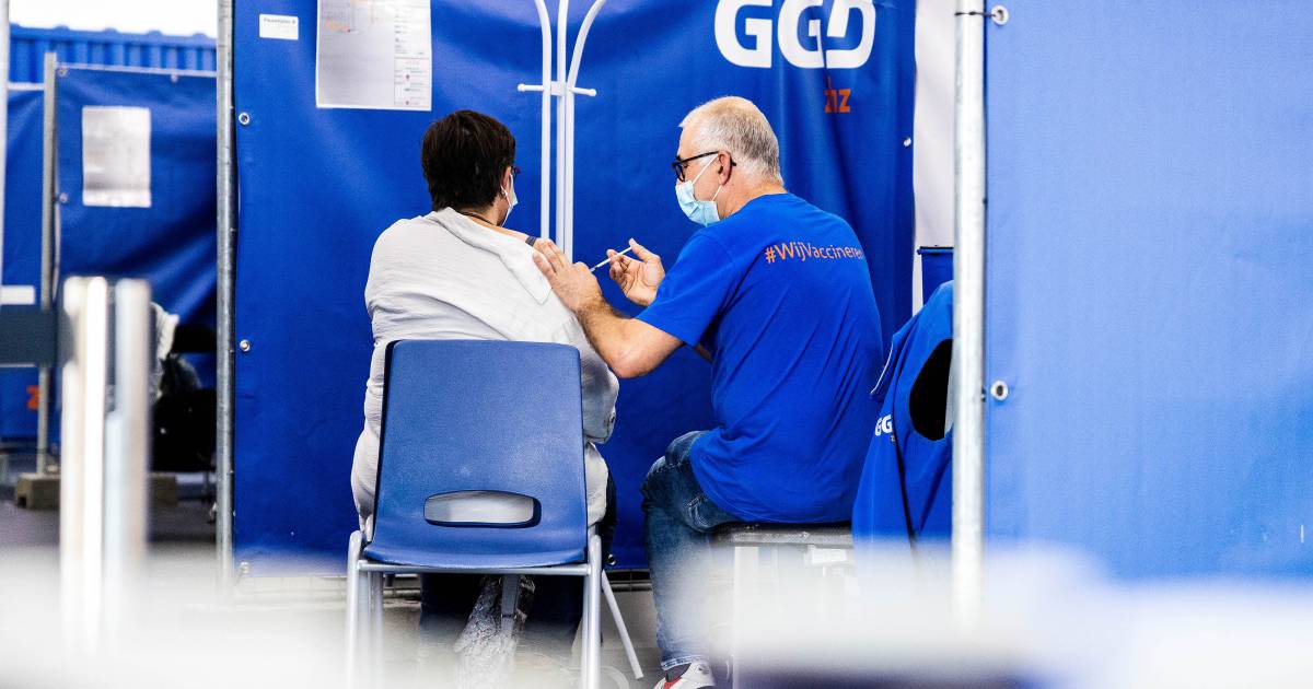 Kuipers verhoogt alarmniveau corona en roept kwetsbaren op herhaalprik te halen | Binnenland ...