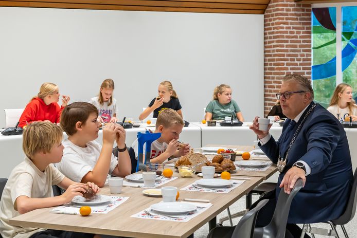 Burgemeester Ten Kate ontbijt met basisschoolkinderen in de raadszaal van Staphorst | Staphorst ...