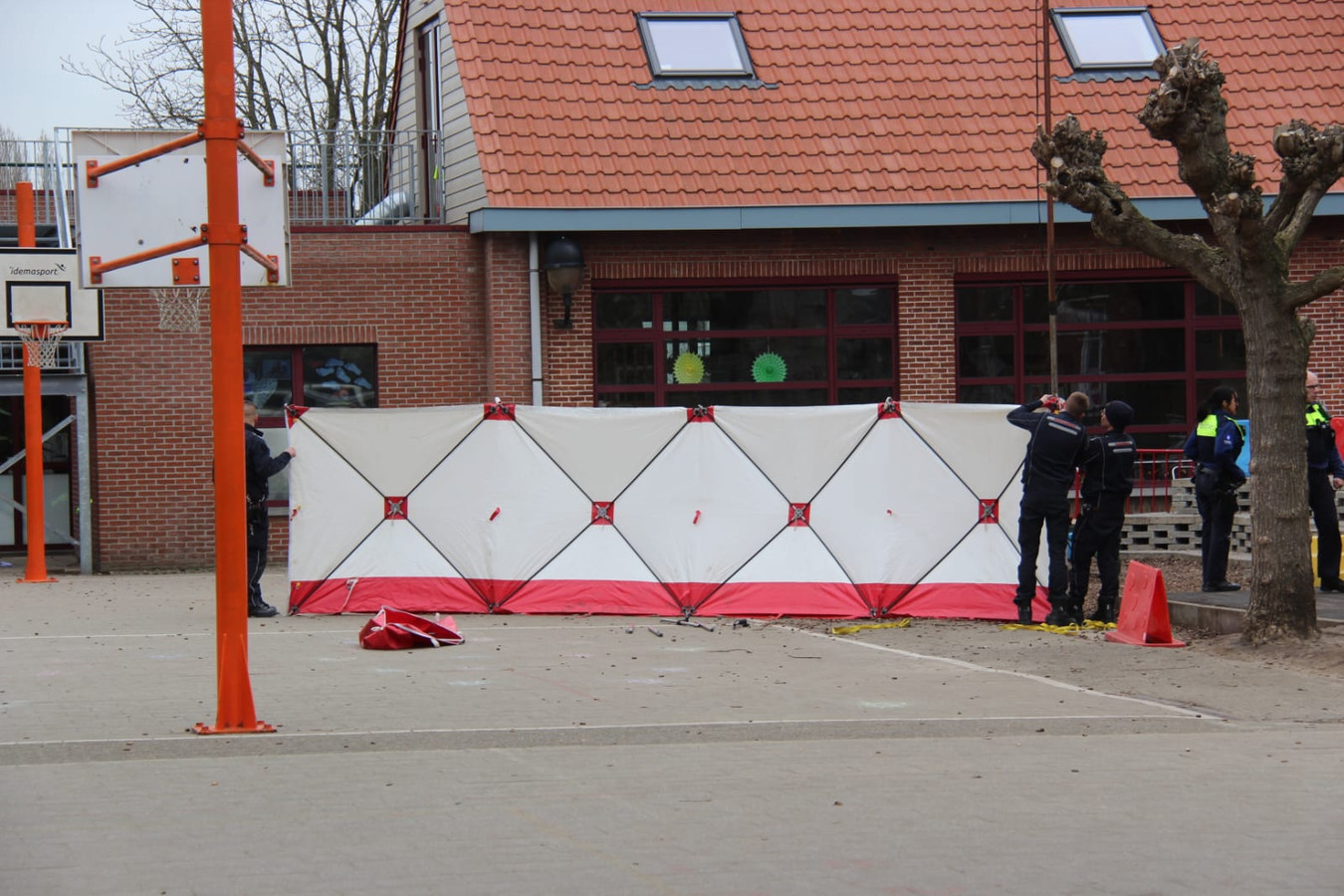 Jack, 11 ans, blessé dans la cour de récréation de son école, a ...