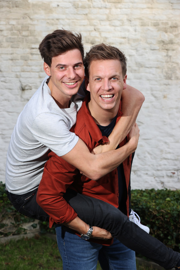 Drie maanden na hun huwelijk laat James Cooke zijn Dorian achter voor ...