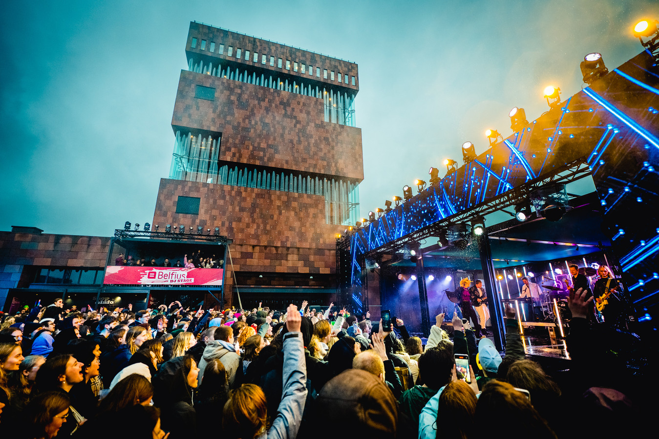 KIJK. Gustaph, Grace en Pommelien Thijs maken voor JEZ! het mooie weer ...