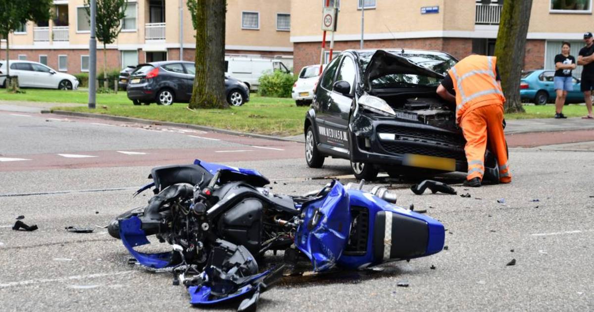 Motorrijder (19) zonder rijbewijs negeert volgteken en raakt gewond na botsing met auto in ...