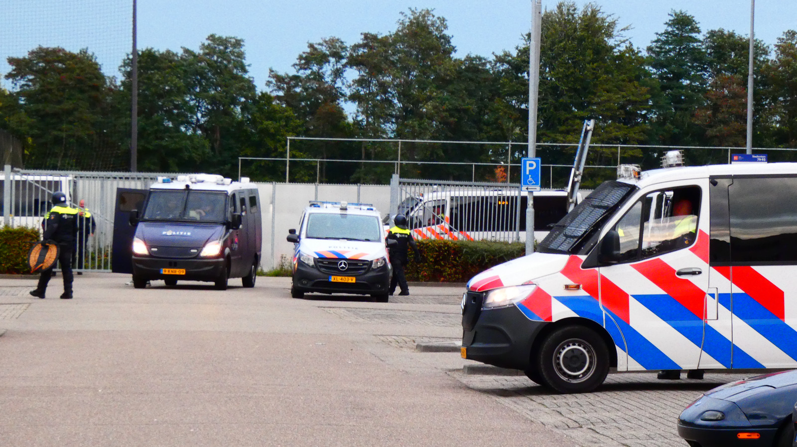 Supportersrellen na afloop FC Den Bosch - TOP Oss, beveiliger ...