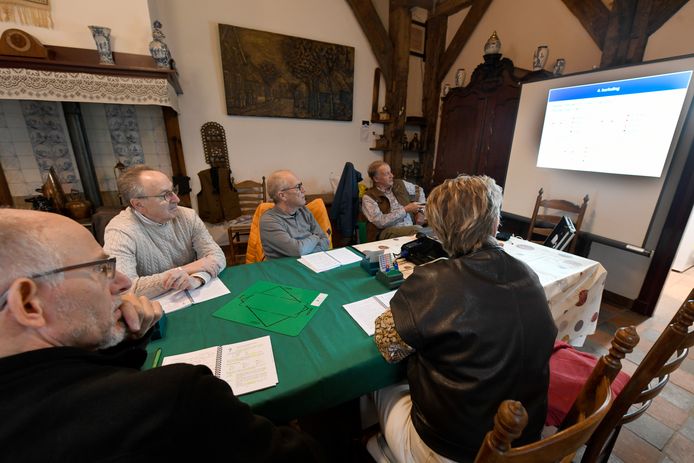 Coronacrisis hakte er flink in bij Bridgeclub Losser: ‘Het gaat bij ons ...