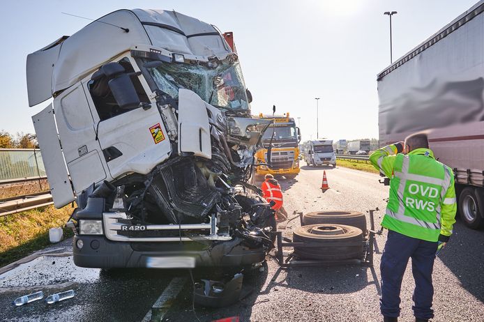 Gewonde bij ongeluk met drie vrachtwagens en auto op A16 bij Breda | Breda | bndestem.nl