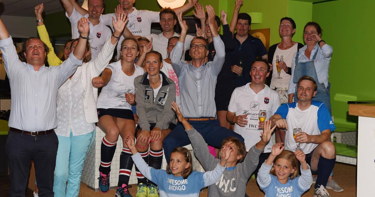 Fans samen aan scherm gekluisterd | Waregem | hln.be