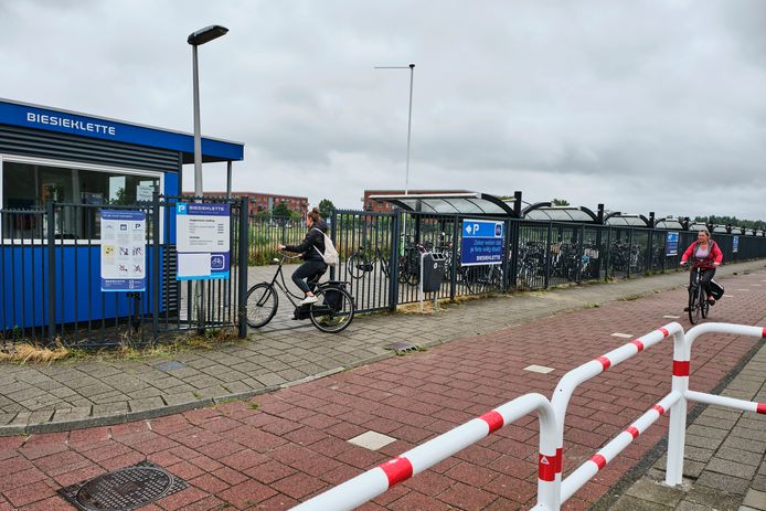 Kapotte riolering zorgt ervoor dat deze fietsenstalling niet bewaakt is ...