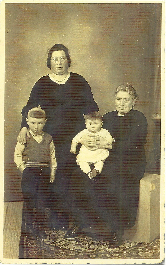 Levi uit Markelo kocht nog snel even een schop voor een klus die hij ...