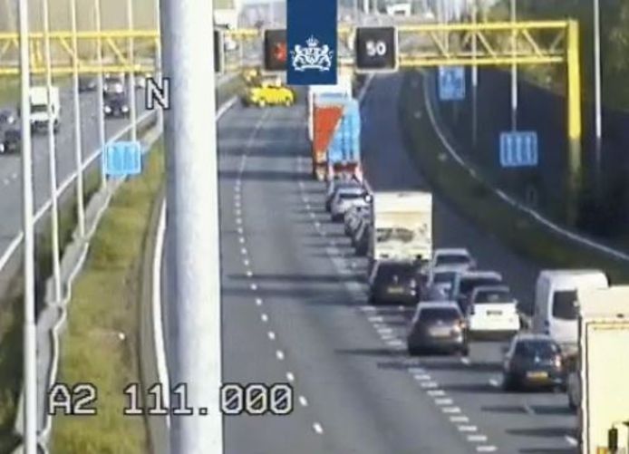 Ongeluk met meerdere voertuigen bij A2-knooppunt Empel, ruim uur vertraging in de spits | Den ...