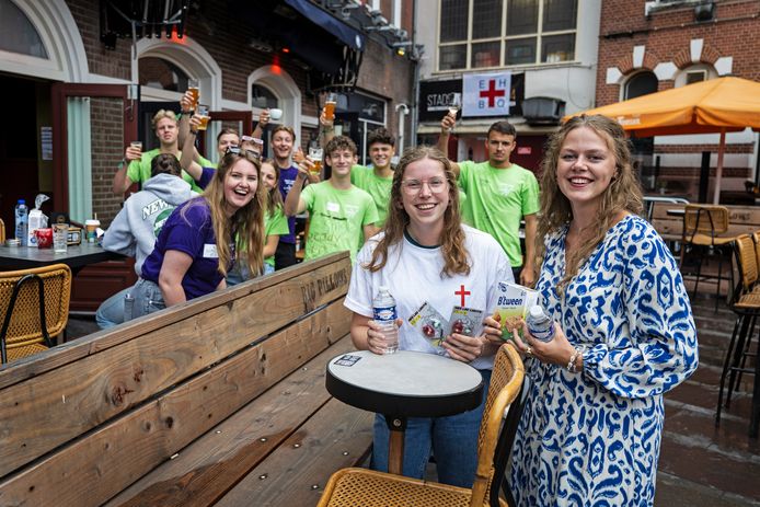 Wietske en Tessa zijn de reddende engelen voor de dronken student ...