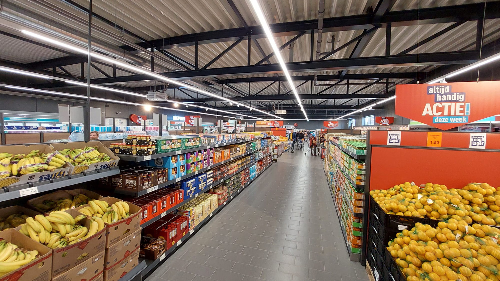 De rijen bij de kassa's liegen er niet om, volledig vernieuwde ALDI in Denekamp is populair ...