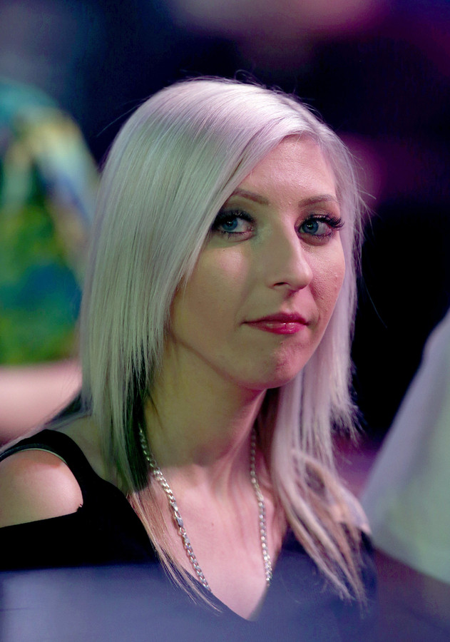 Het verhaal van dartssensatie Fallon Sherrock, de vrouw met het ...