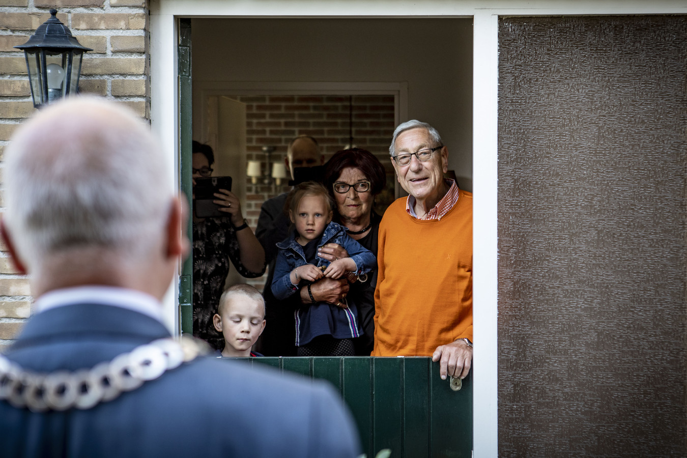 Burgemeester Joosten brengt een ingelijst lintje voor Gerrit Hofsté in ...
