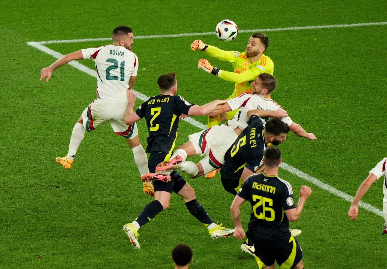 Een duim de lucht in: Hongaarse spits Varga krijgt na akelige botsing ...