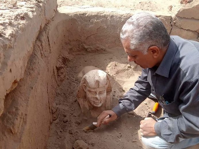 Bijzondere vondst in Egypte: archeologen ontdekken mini-sfinx met ...