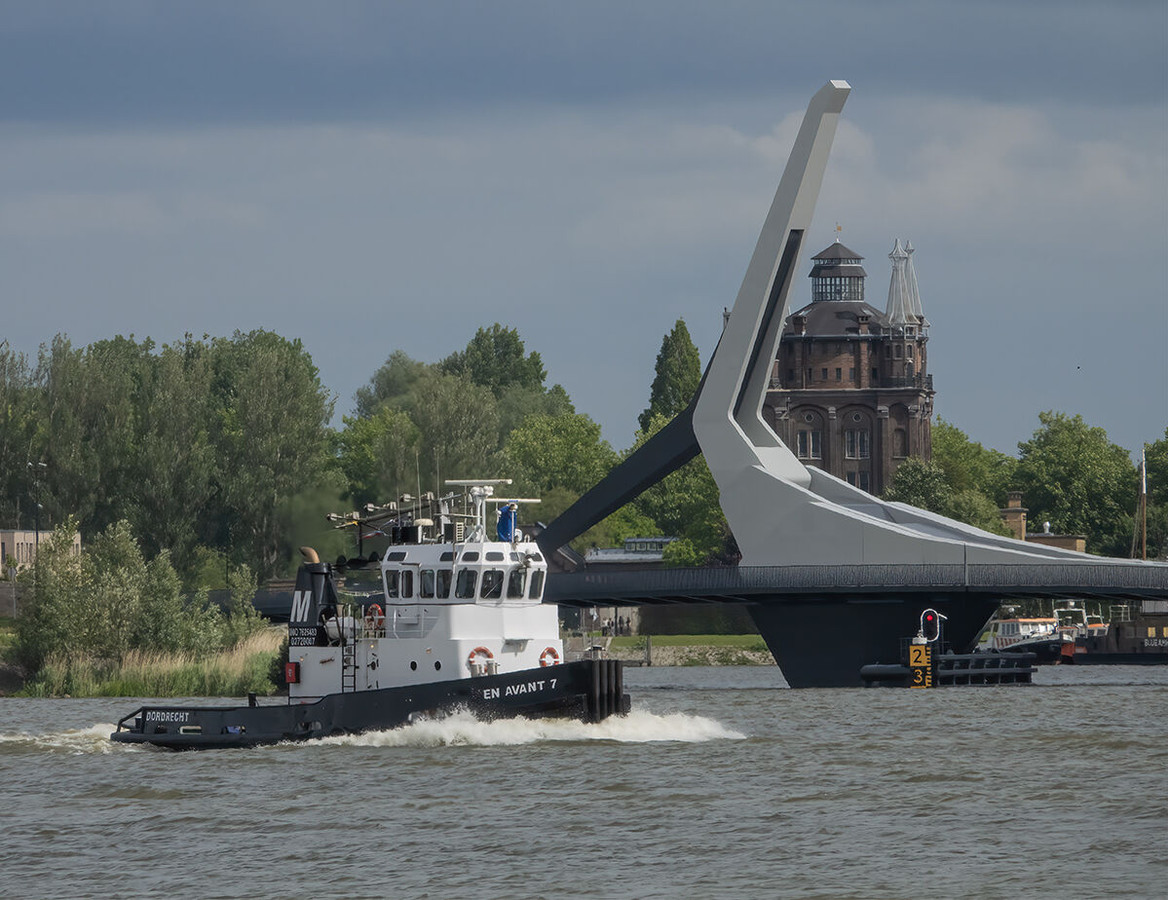 Vaarverbod voor twee kapiteins na dodelijk ongeval op Dordtse sleepboot ...