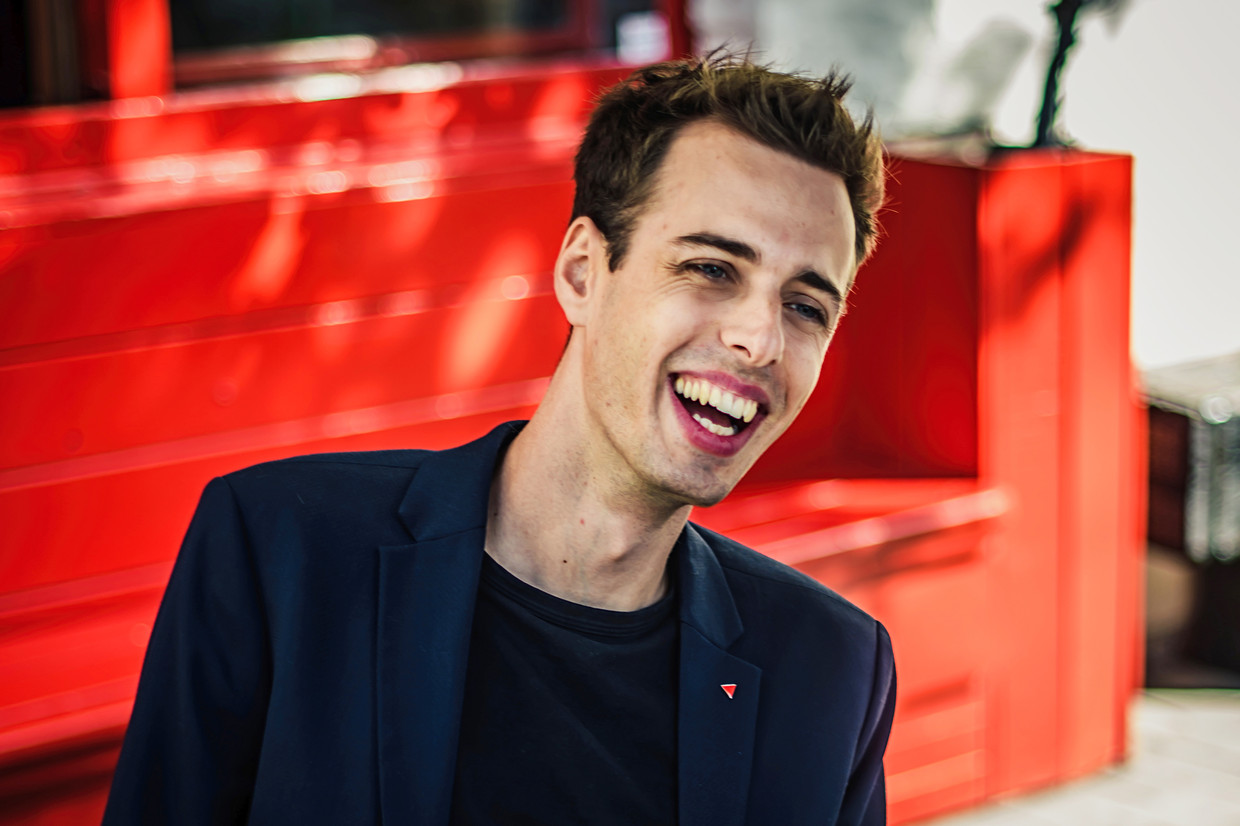 Ondanks verbod voor ambtenaren, ministers en parlementsleden, blijven ...