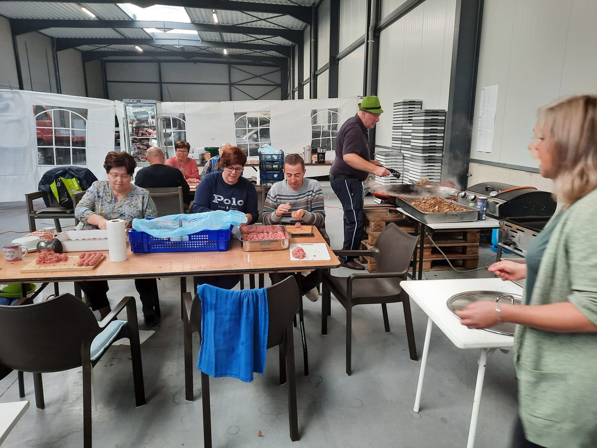 Koppels maken 500 kg spaghettisaus, varkenswangetjes en vol-au-vent ...