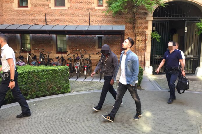 “U vroeg in zijn naam geld aan zijn familie. Dat doe je alleen als je ...