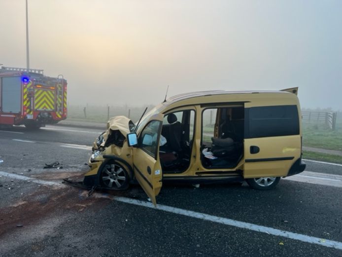 Frontale botsing tussen auto en vrachtwagen: 56-jarige vrouw overlijdt aan haar verwondingen ...