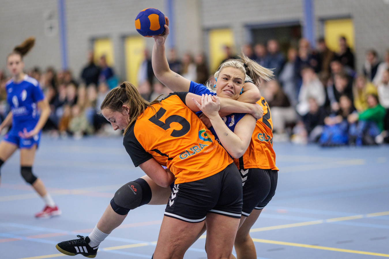 Chayenna Jansen buffelt als vanouds bij HV Huissen: ‘Ik speel altijd ...