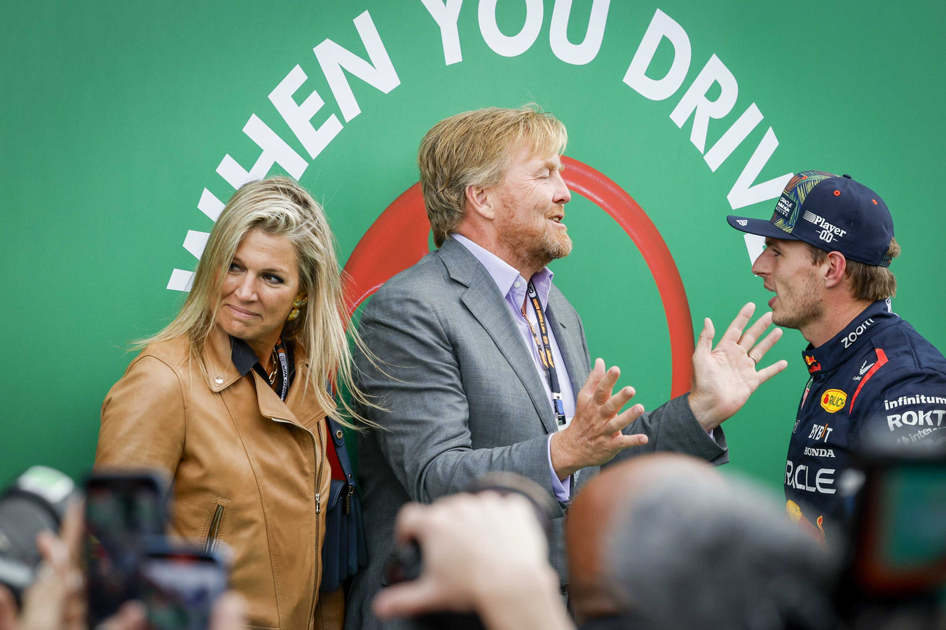 Koning Willem-Alexander fotobomt acteur Steve Carell in Zandvoort | Foto | bd.nl